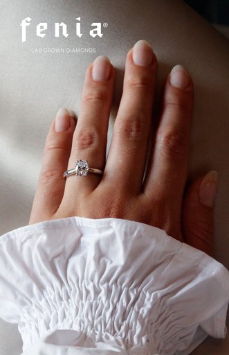 Solitärring Electra från Fenia med oval odlad Diamant - Hallbergs Guld